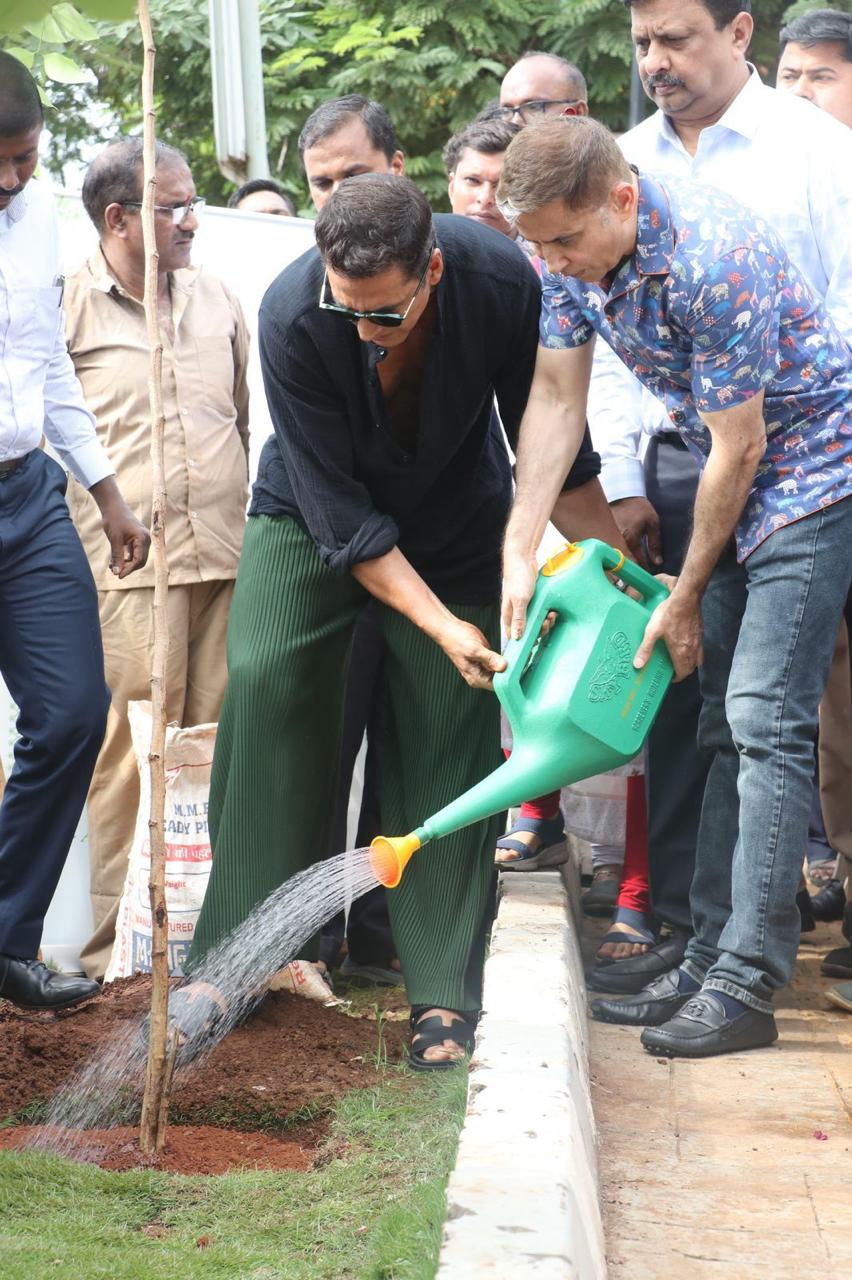 Akshay Kumar Led A Massive Tree Plantation Drive in Mumbai to Honour ...