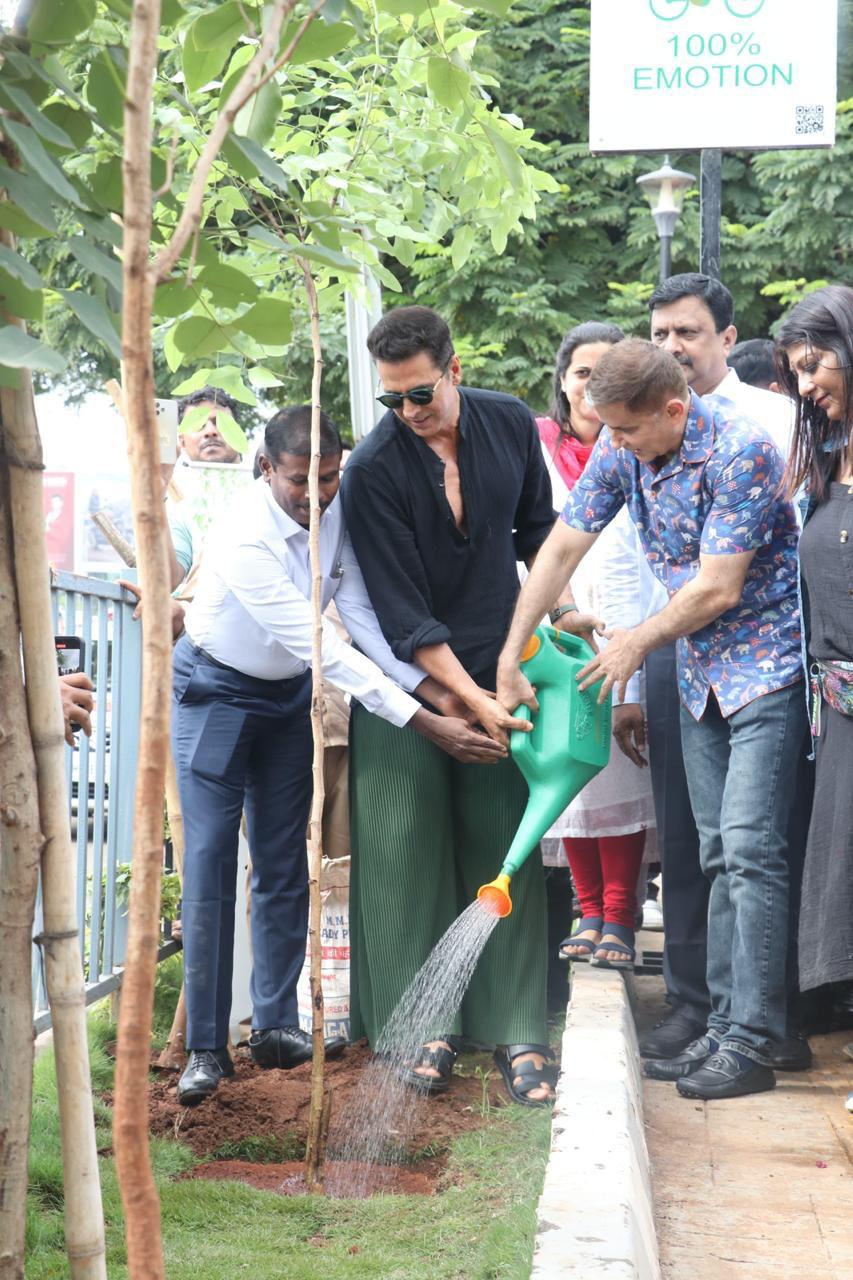 Akshay Kumar Led A Massive Tree Plantation Drive in Mumbai to Honour ...